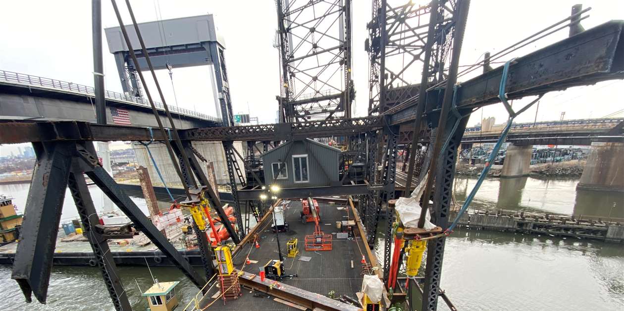Heavy lifting specialist’s key role in bridge demolition - CompressorTECH²